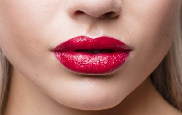 FOUR STEPS TO FAKE FULLER LOOKING LIPS